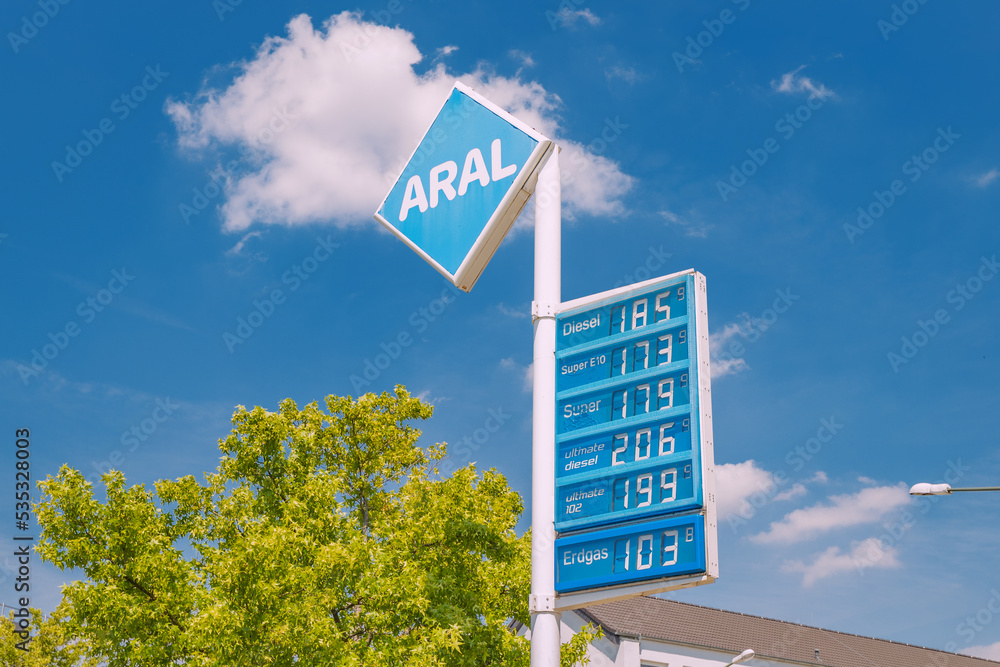 24 July 2022, Osnabruck, Germany: Aral fuel gas station with prices and ...