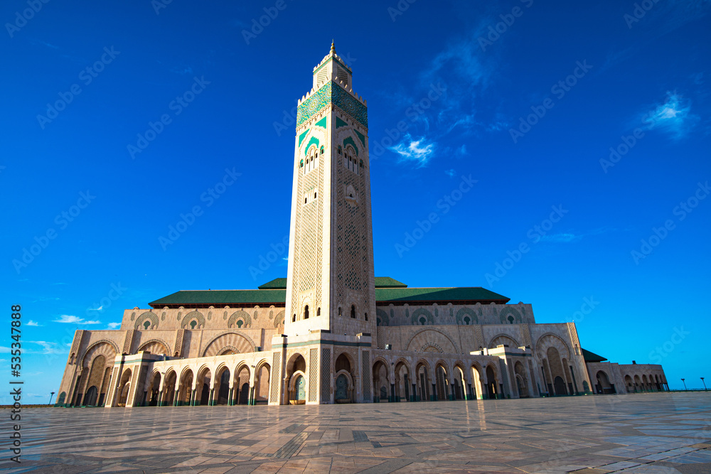 La mosquée Hassan-II Maroc. Érigée en partie sur la mer, elle est un ...