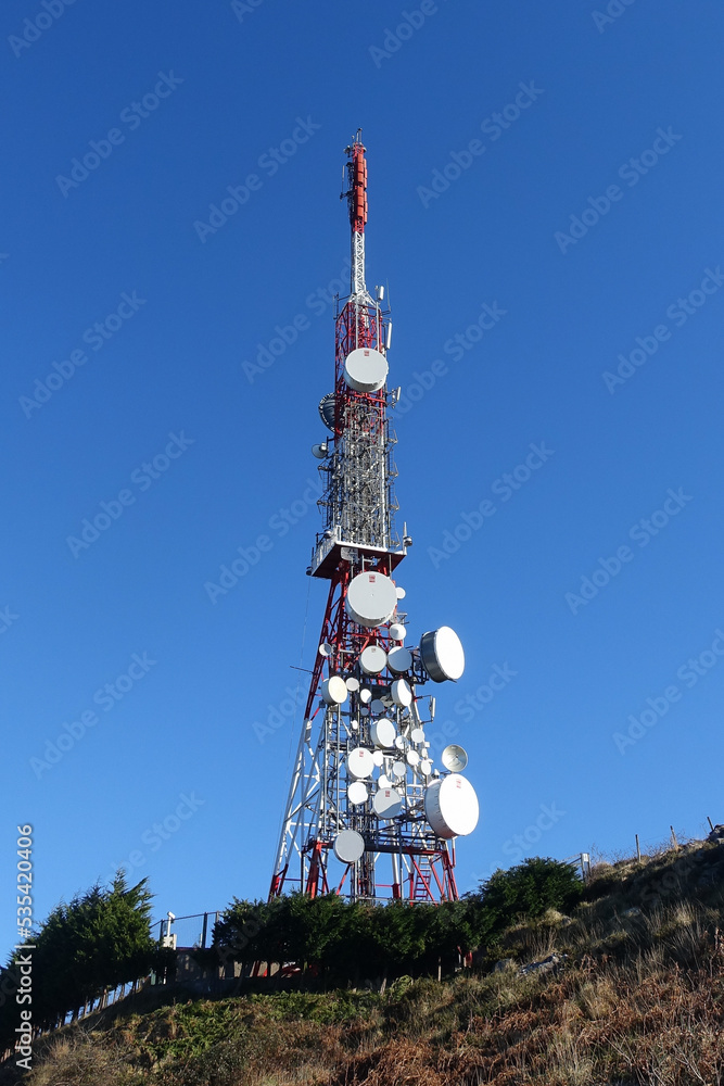 Antenne relais de télécommunication sur les hauteurs Stock Photo ...