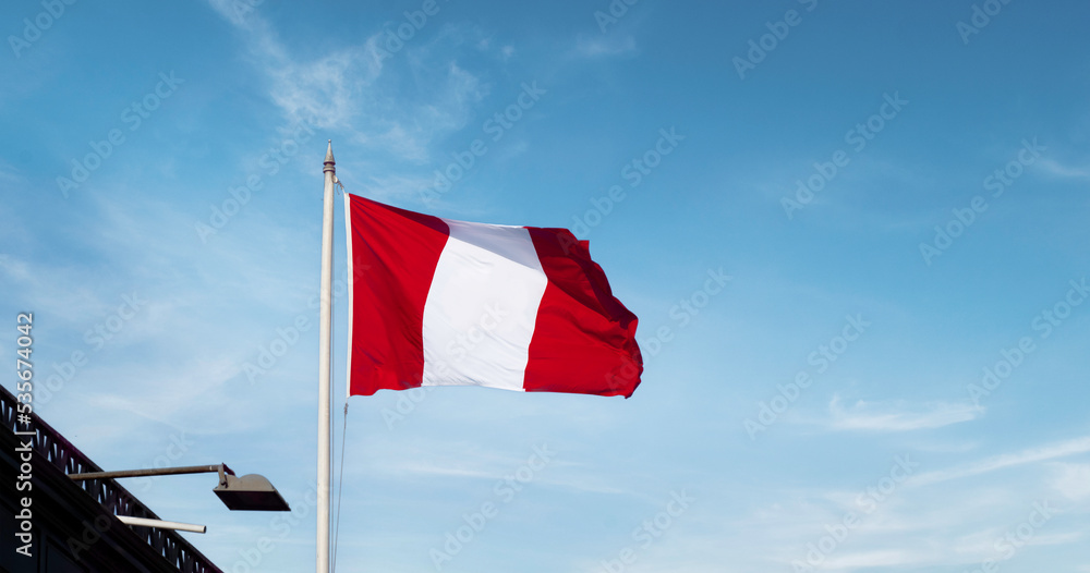 hermosa bandera peruana flameando sobre el cielo azul Stock Photo ...