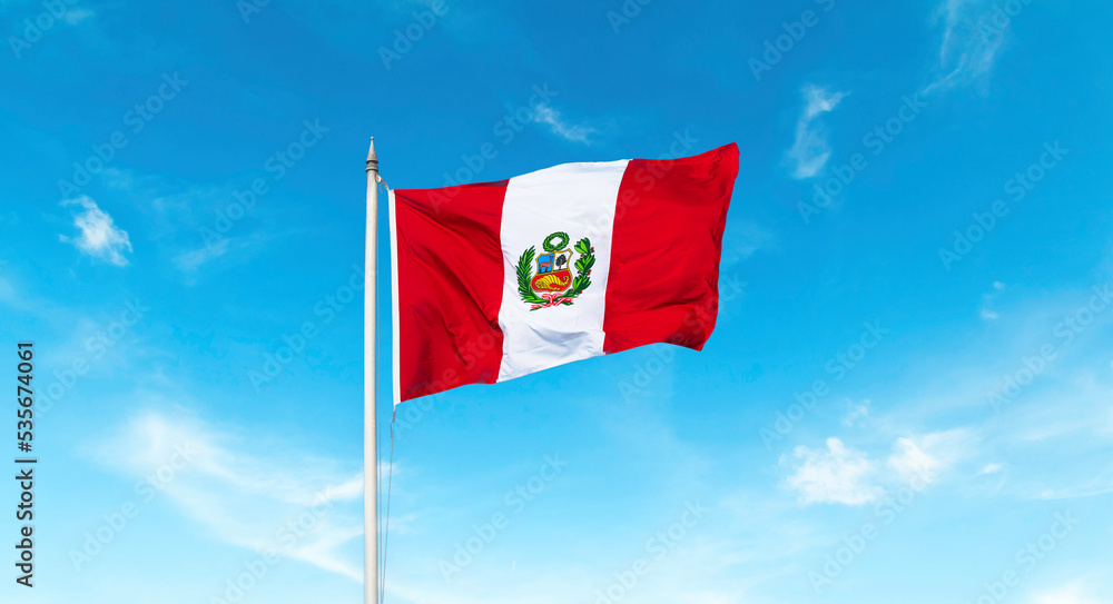 hermosa bandera peruana flameando sobre el cielo azul Stock Photo ...