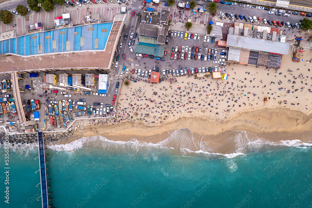 imagen cenital desde dron de una caleta de pescadores con botes y playa ...
