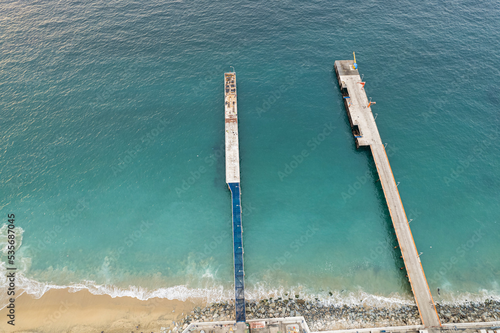 imagen aerea cenital desde dron de una playa y un par de muelles en ...