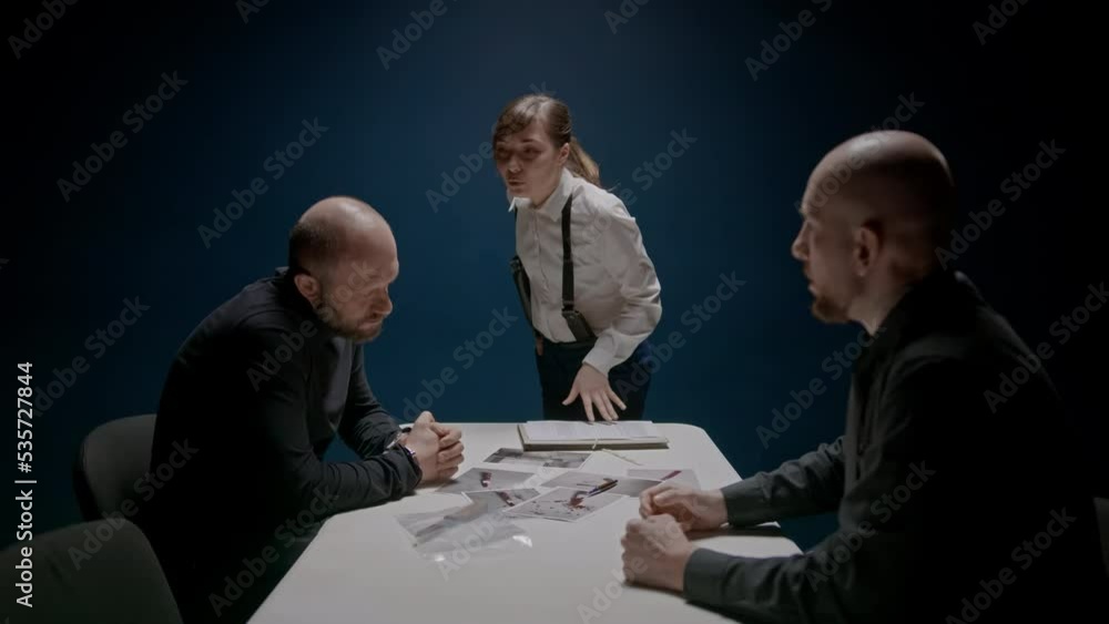 Video „Police detective shows suspected criminal knife in blood in ...