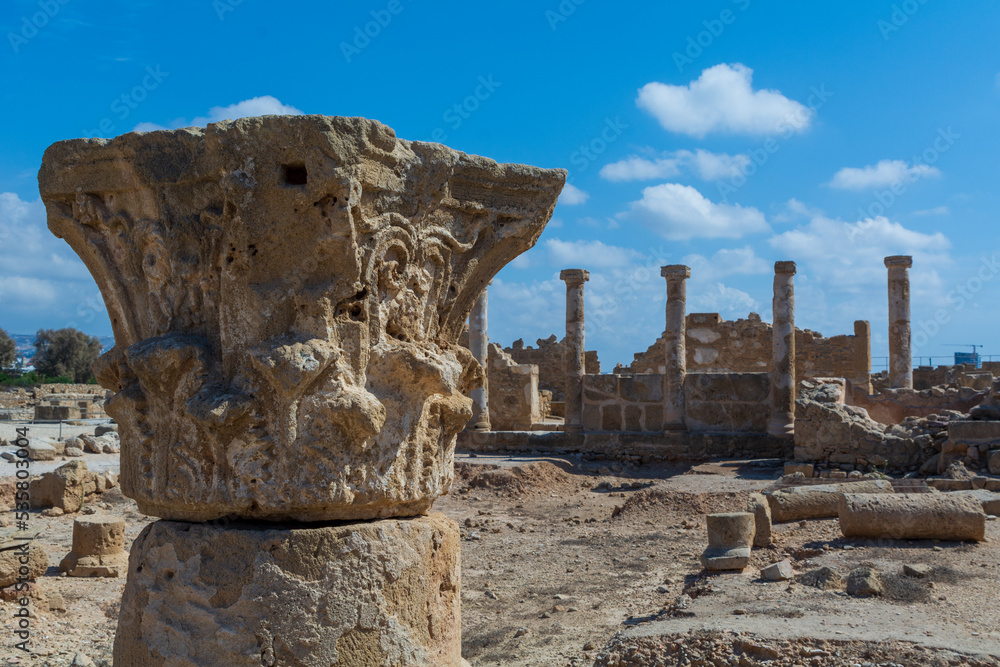 Foto de Ruins in Cyprus. Ancient pastroika of Paphos. Pillars of the ...