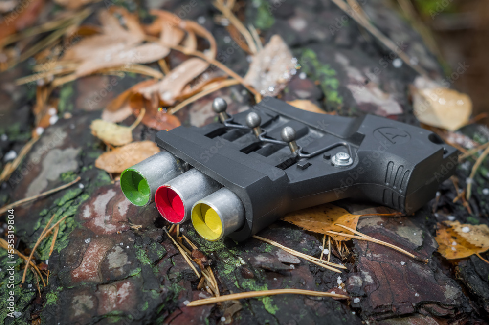 Fotka „A signal pistol with a cassette of three colored illumination ...