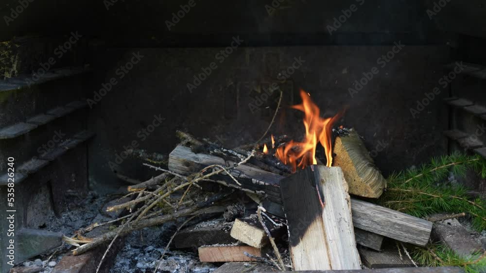 Vidéo Stock Burning fire in charcoal grill. The flames are not yet so ...