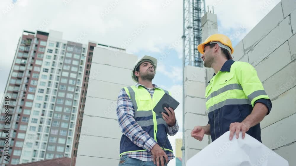 Stockvideo Professional male civil engineer or architect wear safety ... Stockvideo Professional male civil engineer or architect wear safety ...
