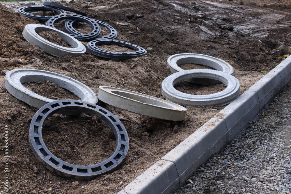 Installation of a sewer ring with a cast-iron hatch when repairing a ...