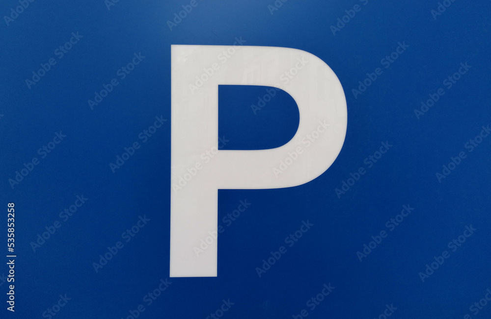 Fondo con detalle y textura con letra P en tono blanco sobre fondo azul ...