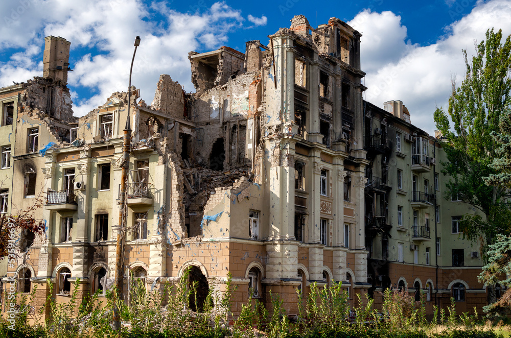Foto de destroyed and burned houses in the city during the war in ...