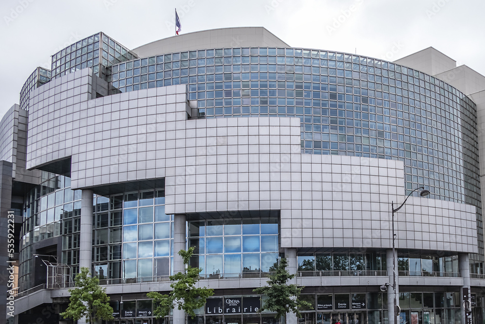 Foto de Modern opera house “Bastille opera” on Place de la Bastille ...