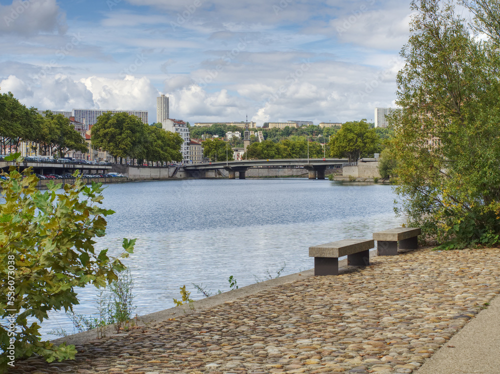 Vue du quartier de Vaise à Lyon, depuis le bord de Saône vers le quai ...