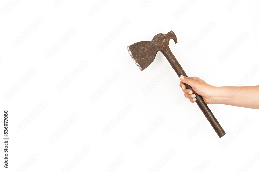 Mano de mujer sosteniendo un hacha sobre un fondo blanco liso y aislado ...