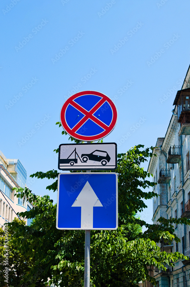 Foto de Group of traffic signs on the pole. "Stop prohibited" and "Tow ...
