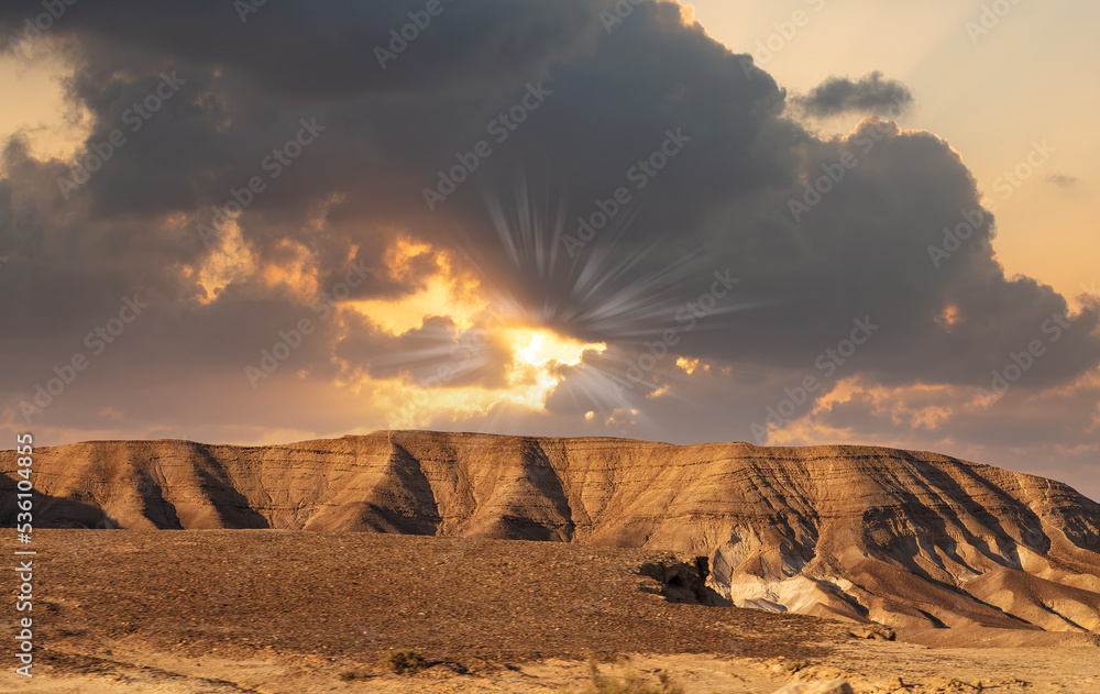Sunset in the desert and sun rays spreading. Beautiful dramatic clouds ...