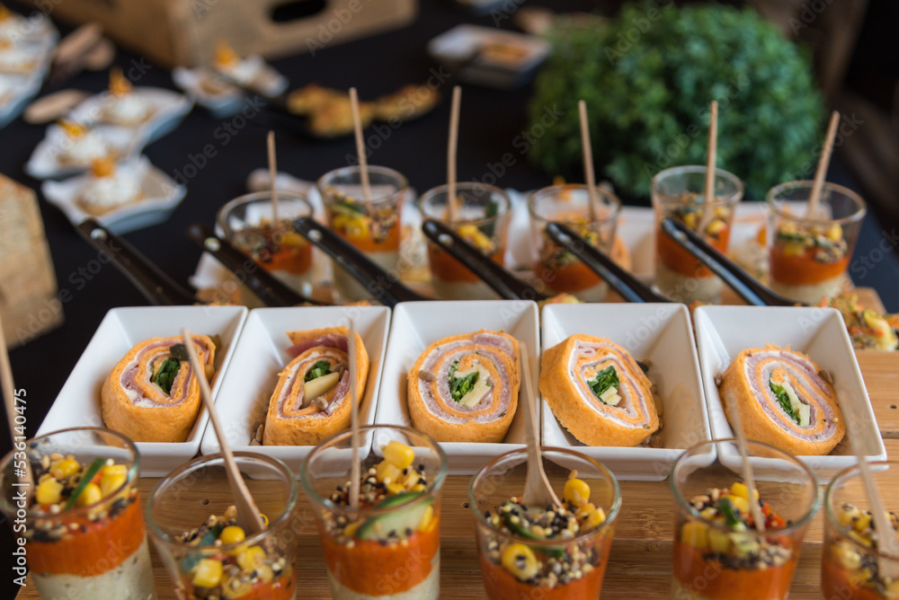 Wraps, verrines et miniatures de cocktails Stock Photo | Adobe Stock