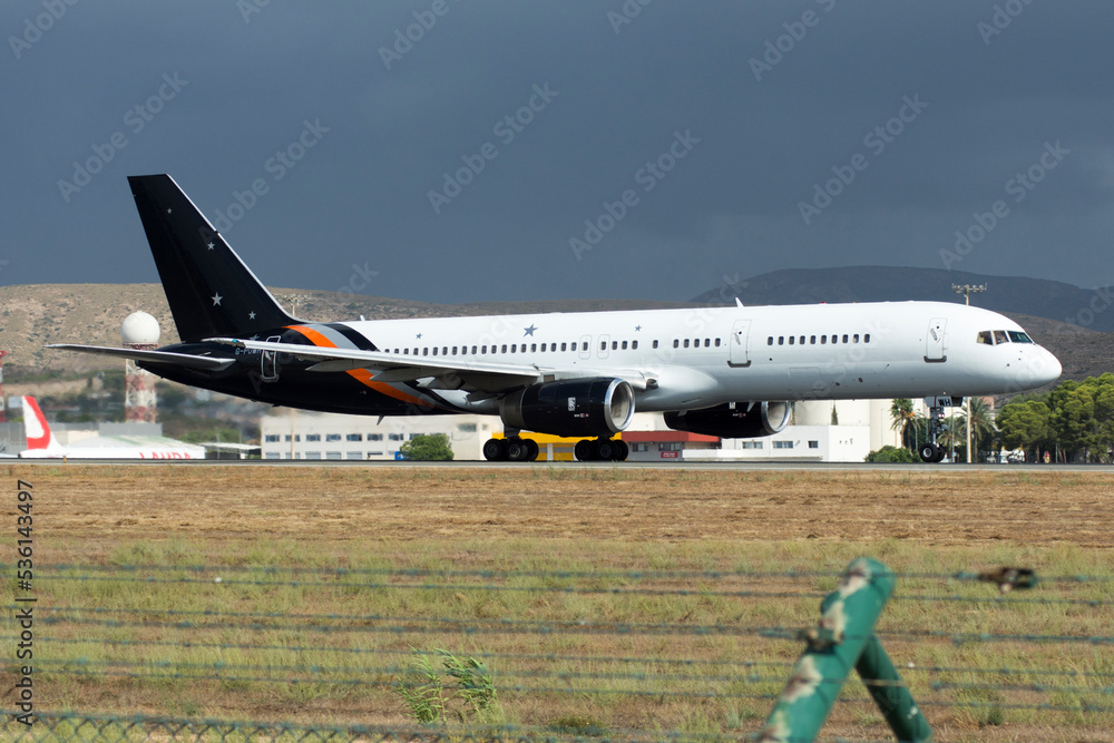 Avión de línea Boeing 757 de la aerolínea Titan Airways despegando del ...