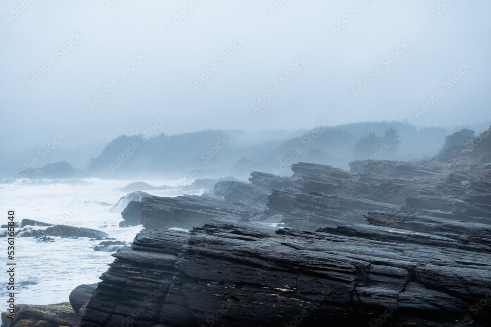 Paisaje de la costa rocosa con rocas metamórficas mirando al mar con ...