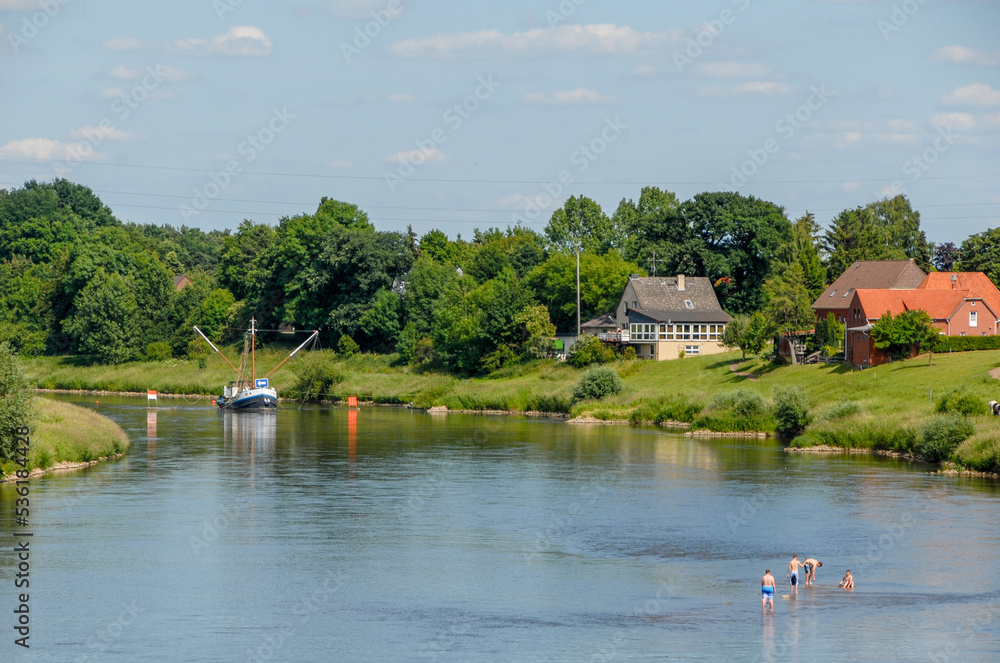 Weser bei Drakenburg mit Aalschokker, Buhnen und Badenden im Sommer ...