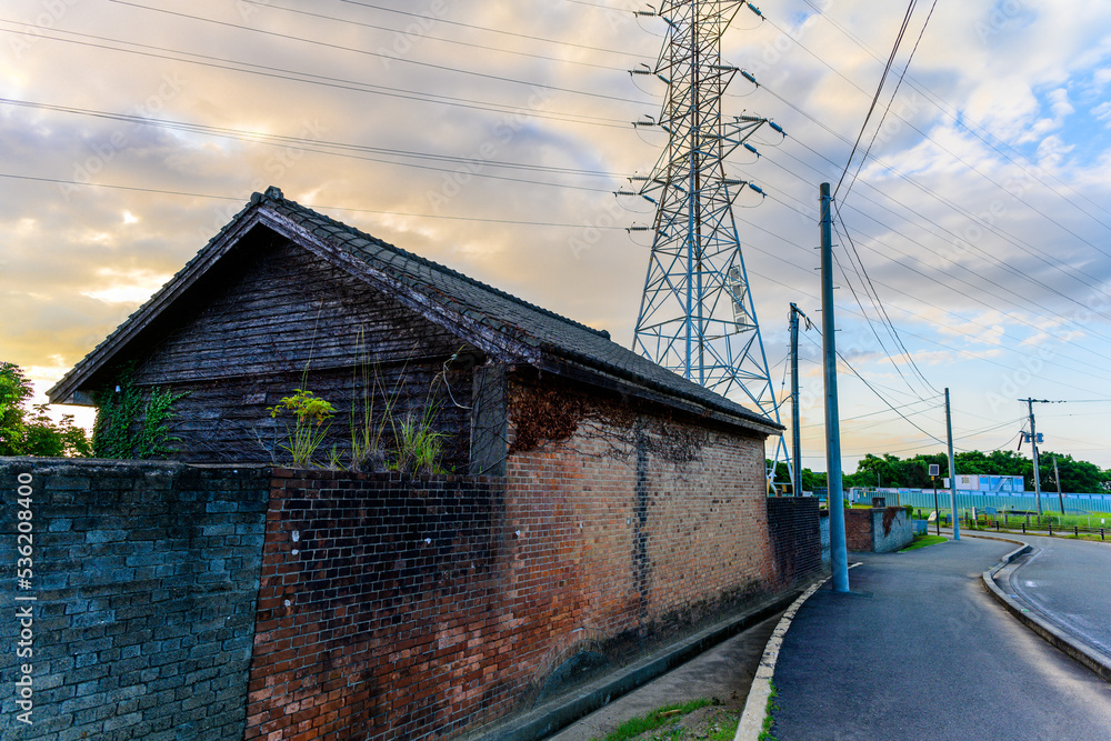 歴史ある炭鉱跡風景「万田坑第二竪坑櫓・万田坑ステーション」レンガの家風景 Scenery of historic coal mine ...