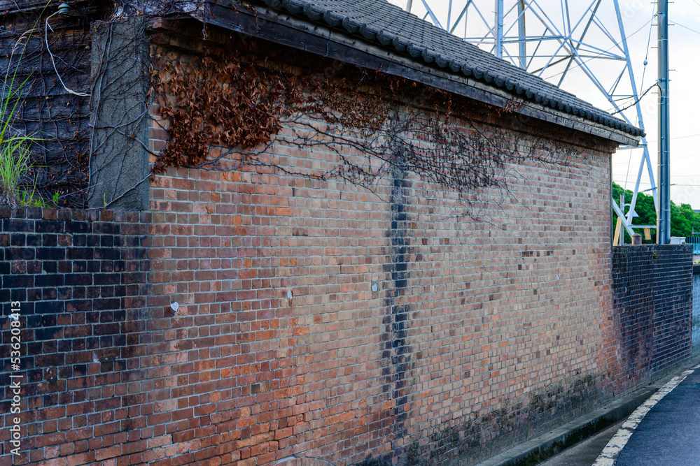 歴史ある炭鉱跡風景「万田坑第二竪坑櫓・万田坑ステーション」レンガの家風景 Scenery of historic coal mine ...