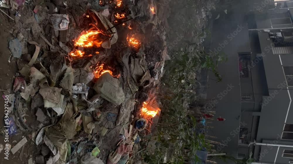Vidéo Stock burnt dry waste. 4K videos. vertical formats. air pollution ...