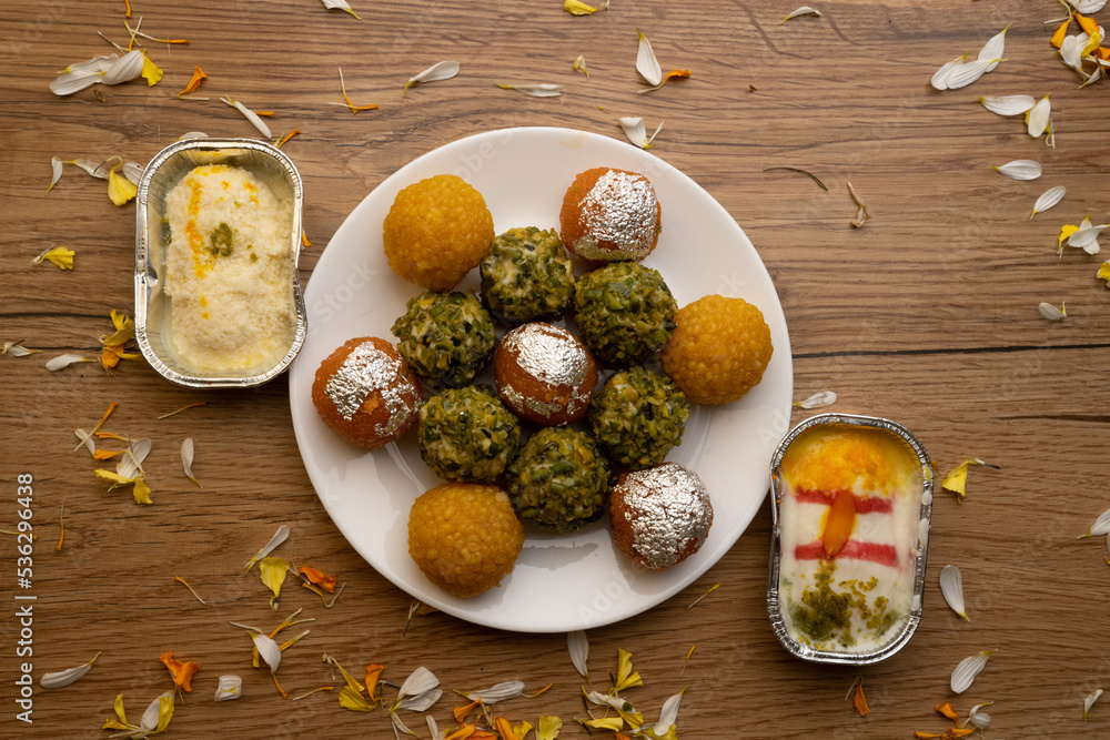 Foto de plate full of assorted laddoos like motichur laddoo, bundi ladu ...