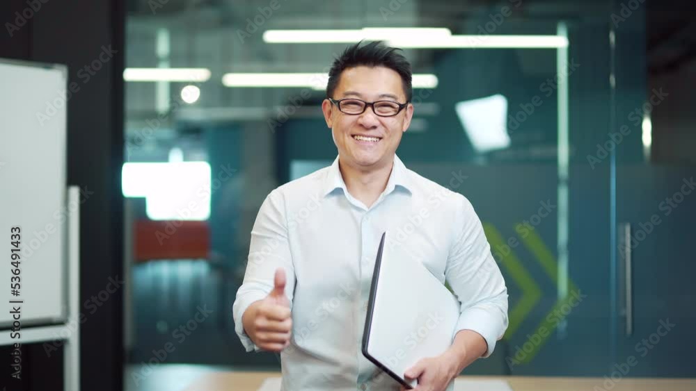 Vidéo Stock portrait of young asian man specialist, employee programmer ...