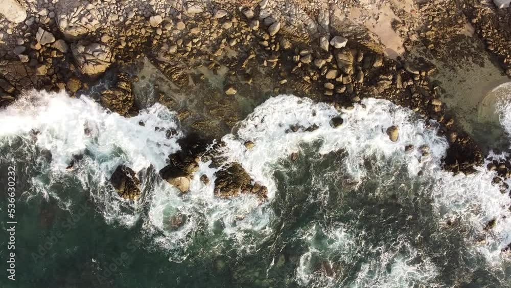 toma cenital con Dron de Piedras arena y agua en playa Sayulita jalisco ...