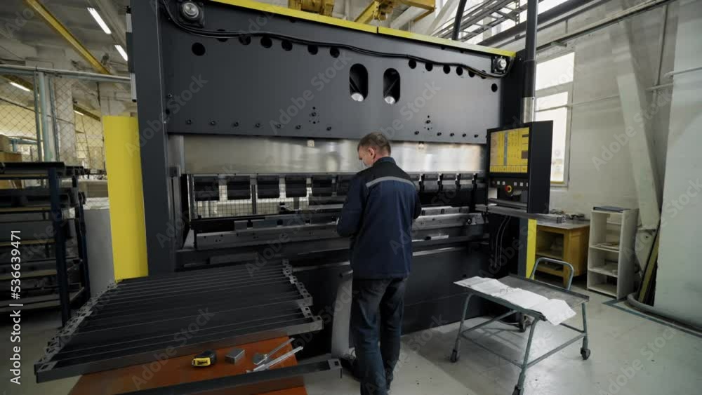 Vidéo Stock Worker Bends Metal Using Industrial Bending Machine At ...