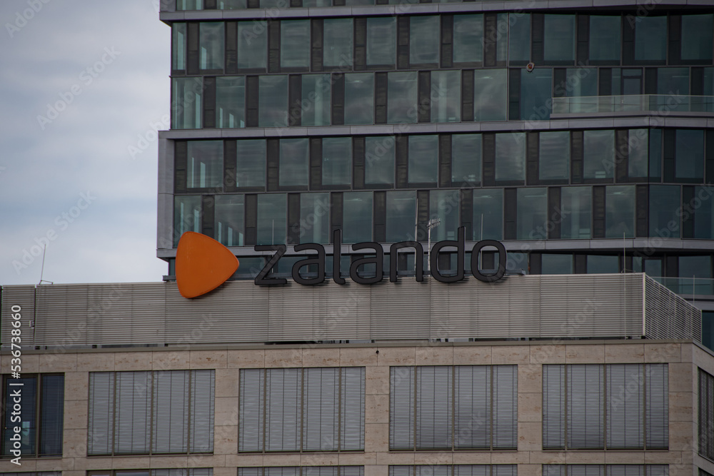 Foto de Berlin, Germany 29 June 2022, The "Zalando" brand logo on the ...