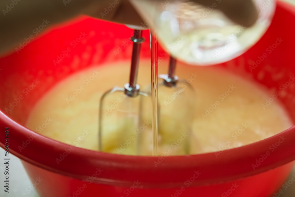 Foto de Making a cake, the cake batter inside a wall mix the ...