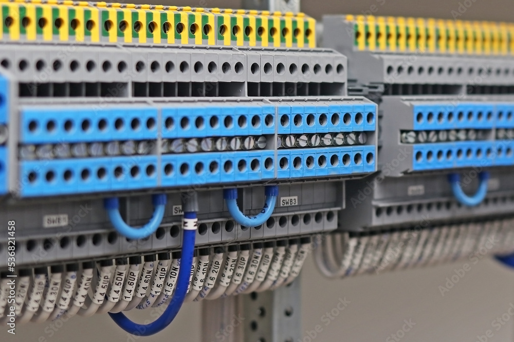 Electrical terminal connections for connecting installation wires with ...