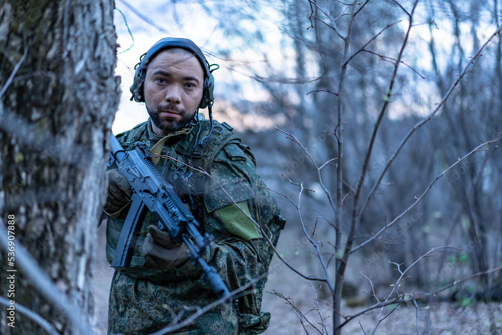 Foto de soldier in the forest. a man in military uniform in the ...