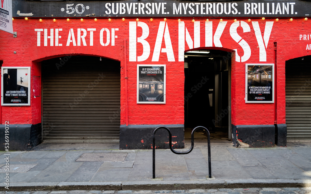 Foto de The exterior of The Art of Banksy Exhibition, in Covent Garden ...