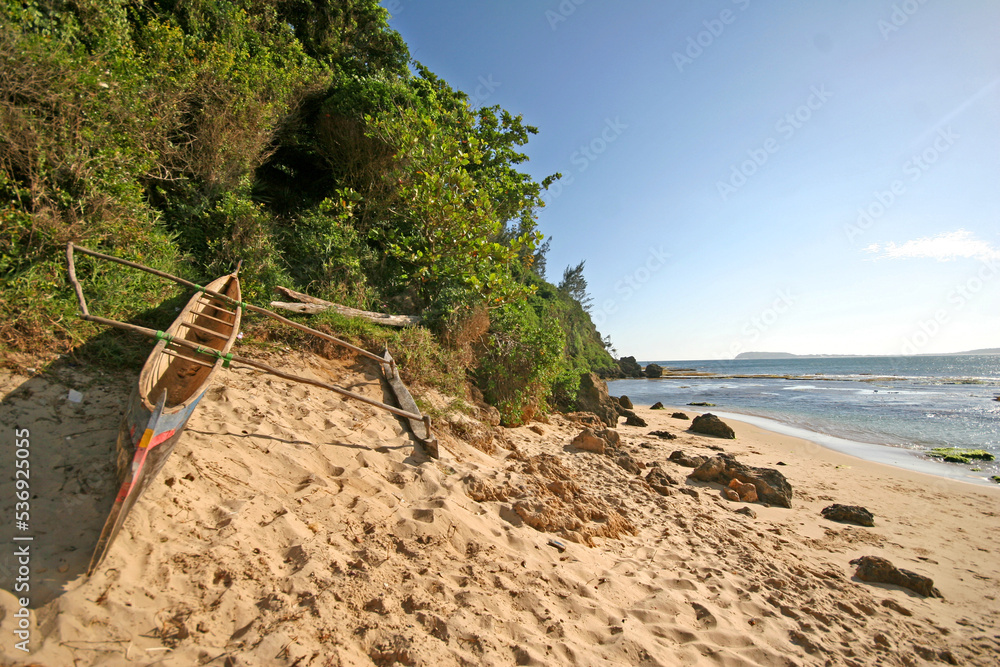 Pirogue plage de Linanona Madagascar Fort Dauphin plage malgache sud de ...