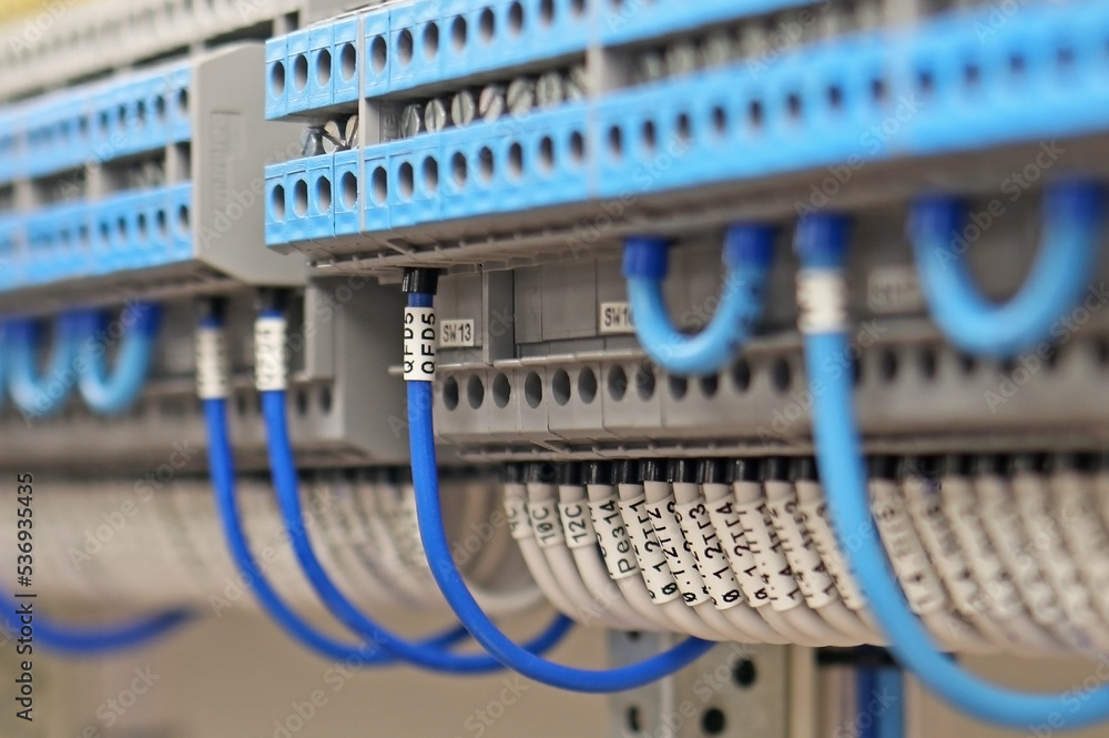 Electrical terminal connections for connecting installation wires with ...