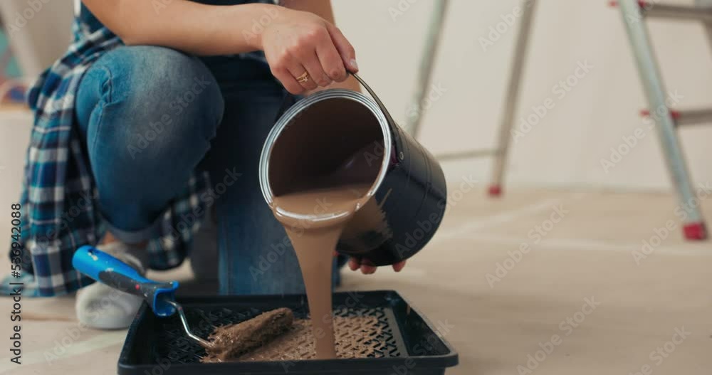 Video Stock Close-up of girl's hands holding bucket of brown paint and ...