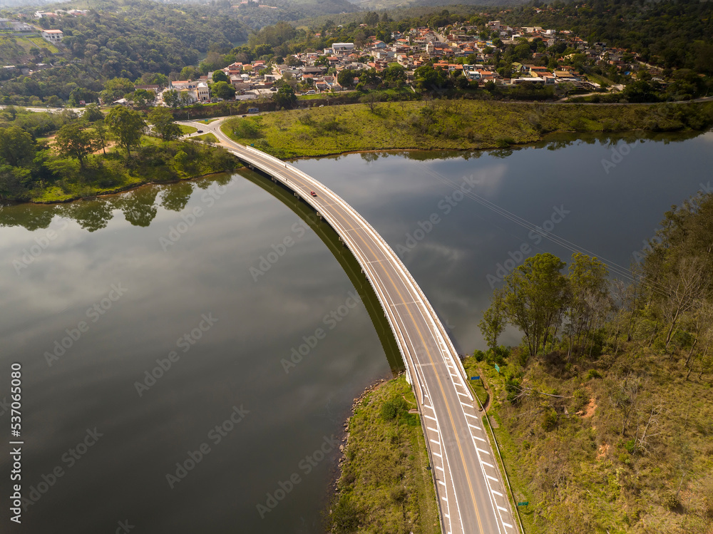 Foto aérea da represa de Mairiporã no interior de São Paulo e também da ...