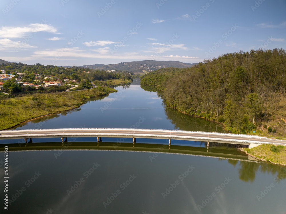 Foto aérea da represa de Mairiporã no interior de São Paulo e também da ...