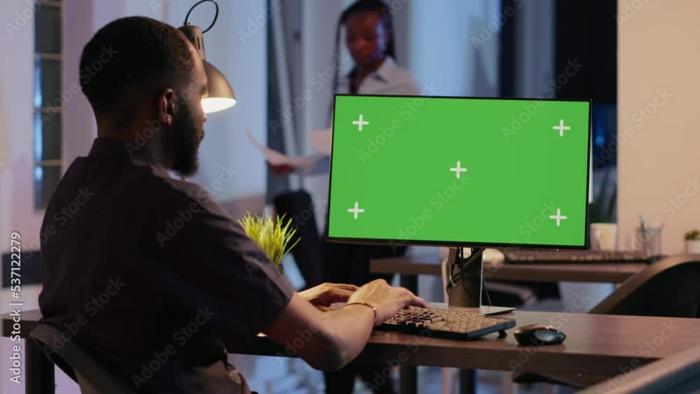 Video Stock Office employee working with greenscreen display on ...