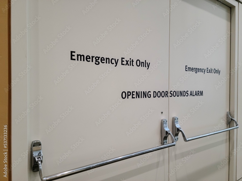 Foto de Emergency exit sign on commercial building exit door ...