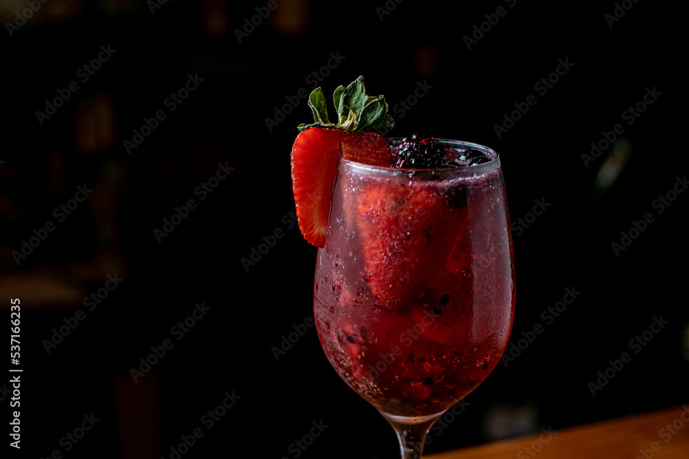 gin tonic frutos rojos, Cóctel con hielo, fresas y romero y zarzamora ...