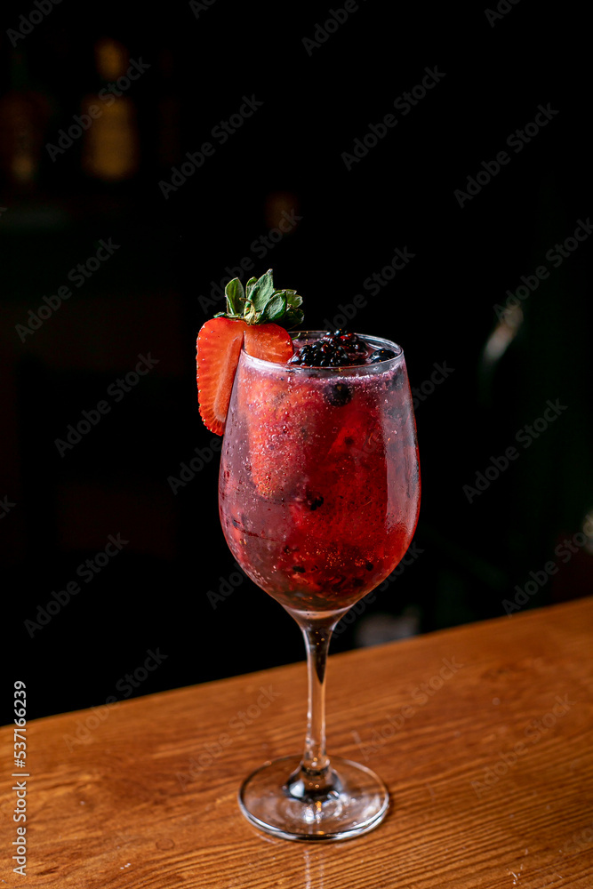 gin tonic frutos rojos, Cóctel con hielo, fresas y romero y zarzamora ...