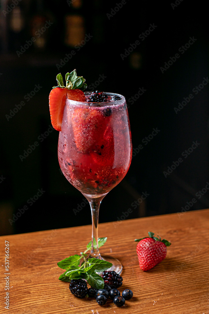 Foto de gin tonic frutos rojos, Cóctel con hielo, fresas y romero y ...