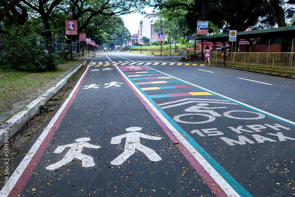 People who visit for enjoy weekend the University of Philippines ...