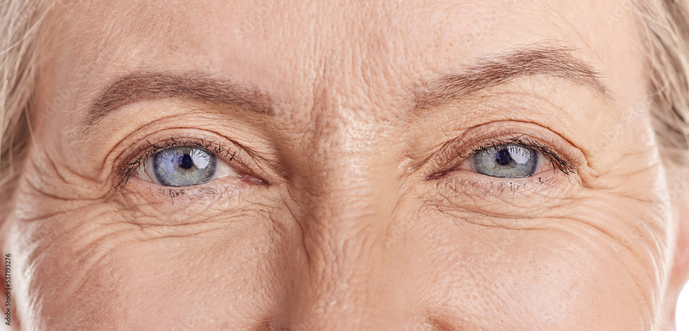 Foto de Closeup portrait of a beautiful older woman's blue eyes ...