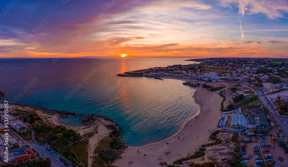 Tramonto con il cielo rosa, visto dal drone sulla spiaggia di Marina di ...