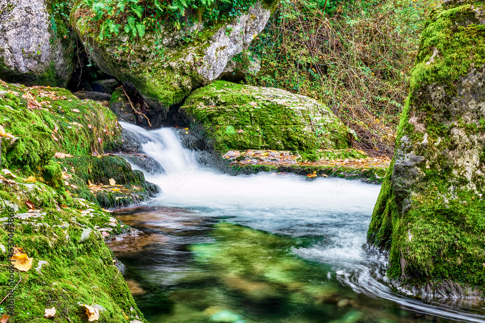 Sassenage France 11 2021 photo en pose longue des courants du Furon qui ...